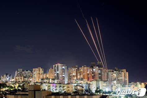 사진 가자 지구서 이스라엘 향해 발사하는 하마스의 로켓 뉴스1