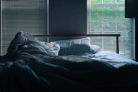 뒤편에 창문 블라인더가있는 지저분한 침대 시트와 베개 갈색 머리에 대한 스톡 사진 및 기타 이미지 갈색 머리 귀여운