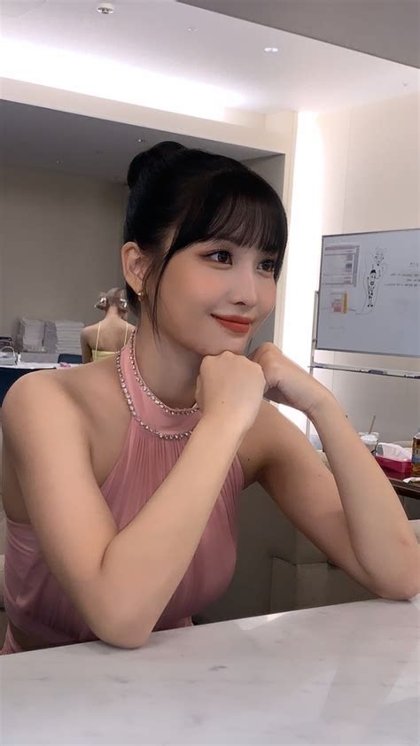 묵직한 분홍드레스가 잘 어울리는 대기실의 모모