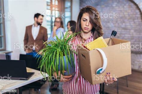 모든 개인 소지품과 파일을 갈색 골판지 상자에 포장하여 사임하는 비즈니스 우먼 일함에 대한 스톡 사진 및 기타 이미지 일함 직업 4 명 Istock