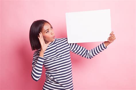 흰색 빈 기호로 젊은 아시아 여자 놀람입니다 공란에 대한 스톡 사진 및 기타 이미지 공란 놀라움 비어 있음 Istock