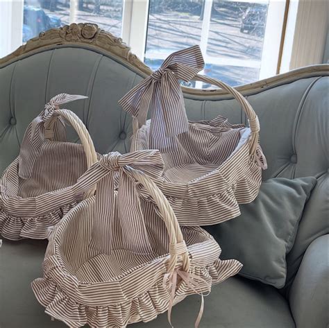 ШТУЧНІ КВІТИ • ВЕЛИКОДНІ ВІНКИ • ПАСХАЛЬНІ КОШИКИ Створіть собі незабутній святковий настрій