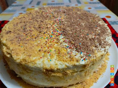 Пасхальный торт. Бисквитная основа, заварной масляной крем, посыпка из ...