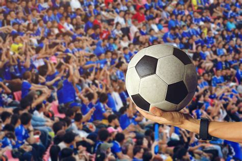 엔터테인먼트 개념 축구 경기장 배경에서 일치와 관중에 축구 팬 들에 오래 된 축구를 들고 남성 손의 선택적 초점 스타디움에 대한 스톡 사진 및 기타 이미지 Istock