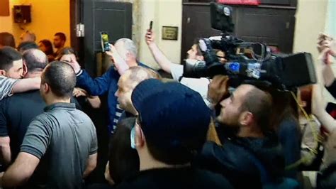 თბილისის საქალაქო სასამართლოში სადაც პოლიციელზე თავდასხმაში ბრალდებულ საბა სხვიტარიძის პროცესი