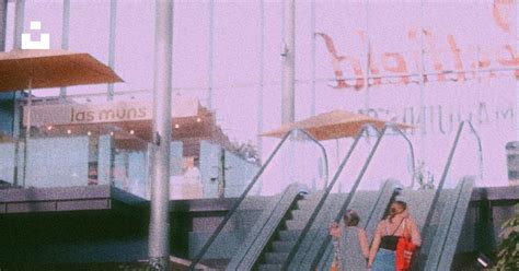 계단을 오르는 사람들 사진 Unsplash의 무료 보라색 이미지