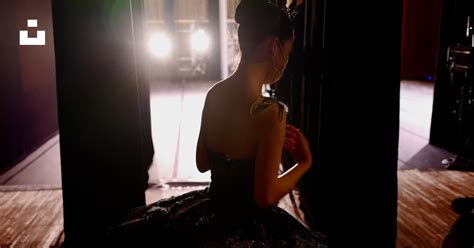 검은 드레스를 입은 여자가 나무 바닥에 서 있다 사진 Unsplash의 무료 댄서 이미지