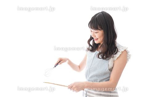 ごはんを作る若い女性の写真素材 [116056017] イメージマート