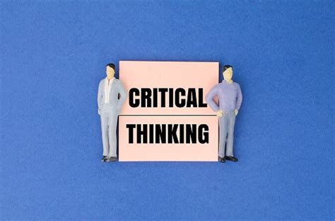 두 명의 미니어처 사람과 비판적라는 단어가 적힌 색종이 가득 찬에 대한 스톡 사진 및 기타 이미지 Istock