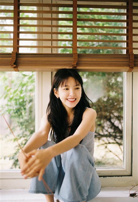 China Entertainment News Zhang Ruonan Poses For Photo Shoot