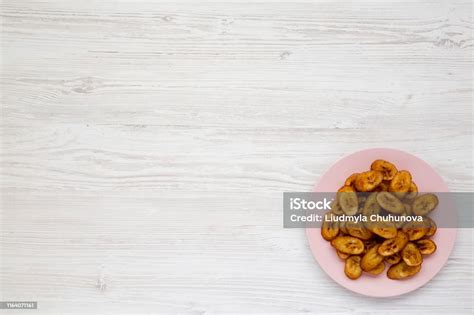 흰색 나무 배경 머리 위 보기 위에 분홍색 접시에 수제 튀긴 질경이 평면 평신도 상단보기 위에서 공간을 복사합니다 과일에 대한 스톡 사진 및 기타 이미지 Istock