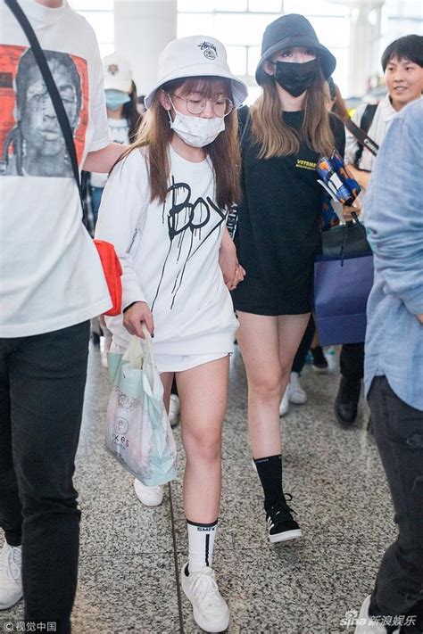 火箭少女出道首亮相，c位孟美岐手拉手拉著賴美雲一起走！ 每日頭條