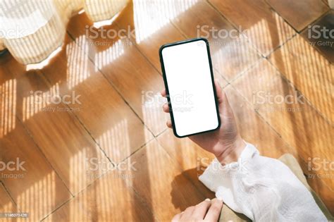 바닥에 누워 있는 동안 빈 데스크톱 화면과 검은 휴대 전화를 들고 사용 하는 여자 가득 찬에 대한 스톡 사진 및 기타 이미지