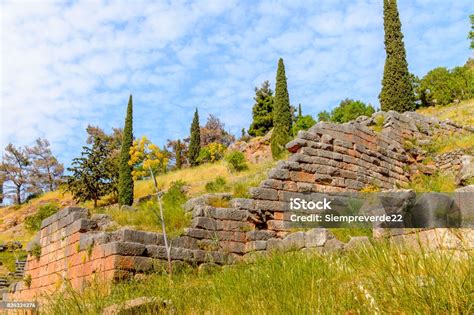 델파이 그리스 산 파에서 고고학 사이트의 고 대 유적 델파이 아폴로 성소에서 Oracle에 의해 유명 유네스코 세계 유산 0명에