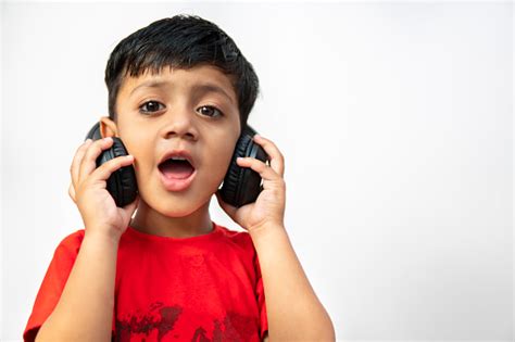 헤드폰을 쓰고 하얀 배경을 배경으로 음악을 듣는 어린 소년 사진 이미지에 대한 스톡 사진 및 기타 이미지 사진 이미지 아이 헤드샷 Istock