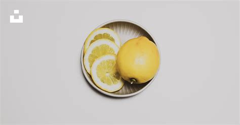 접시에 레몬 두 개와 레몬 한 개 사진 Unsplash의 무료 음식 이미지