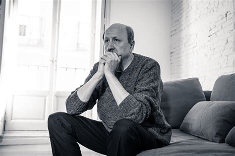 절망적 인 슬픈 찾고 걱정 느낌 수석 노인 우울 사려 깊 하 고 외로운 집에서 소파에 에이징 정신 건강 개인 문제 및 라이프 스타일 개념에 감정에 대한 스톡 사진 및 기타