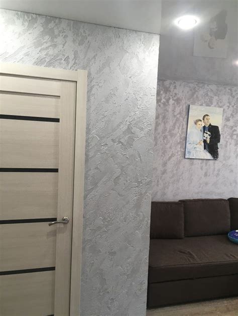 Уютная гостиная с диваном и картиной на стене