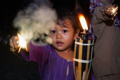 Budak Main Bunga Api Kartun Bunga Api Malam Raya Mohd Shafizadzhar Flickr Otosection Frank