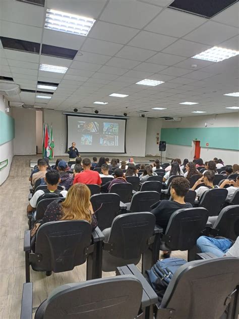 PRF ministra palestra sobre segurança no trânsito para alunos da rede