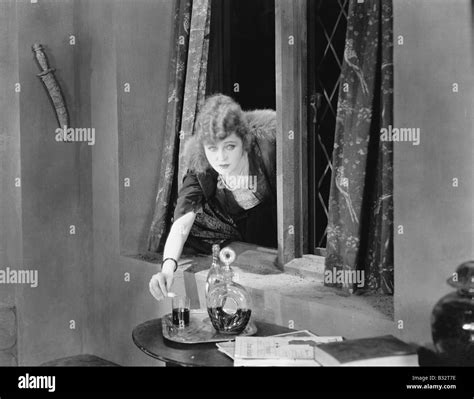 Femme Versant Un Verre Banque Dimages Noir Et Blanc Alamy