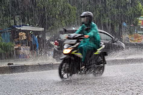 Inilah Tips Berkendara Motor Saat Hujan Agar Tetap Aman Dan Nyaman Cara Mesin
