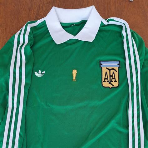 Fillol mostró la camiseta que usará en el homenaje de River a los campeones Olé ole ar