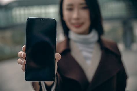기내 반입 수하물을 들고 공항 터미널 안을 걷고 있는 사업가 공항에 대한 스톡 사진 및 기타 이미지 공항 관광 관광객