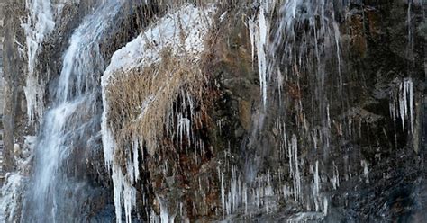 꽁꽁 얼어붙은 폭포 포토뉴스