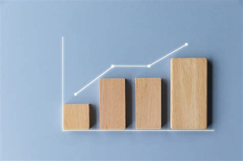 블루 컬러 배경에 상승 추세선 간단한 나무 장난감 블록 금융 막대 차트 차트 그래프 어린이 보육 또는 소매 비즈니스 개념 0명에