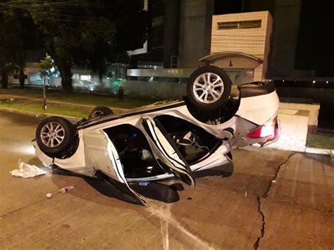 Carro Roubado Capota Durante Fuga Em Avenida De Porto Alegre Rio Grande Do Sul G