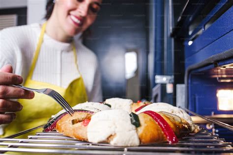 Foto Mujer Mexicana Horneando Una Tradicional Rosca De Reyes O Pastel
