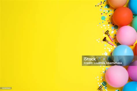 노란색 배경에 풍선과 색종이가있는 플랫 평신도 구성 텍스트 공간 생일 장식 0명에 대한 스톡 사진 및 기타 이미지 0명