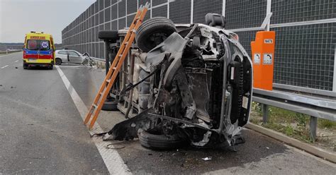 Groźny wypadek na autostradzie A Samochód dachował Wiadomości