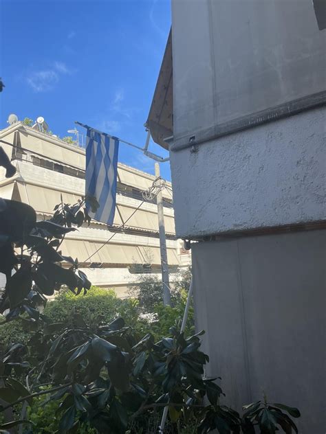 Ο γειτονας μου αφηνει τη σημαια στο μπαλκονι απο την 25η Μαρτιου μεχρι