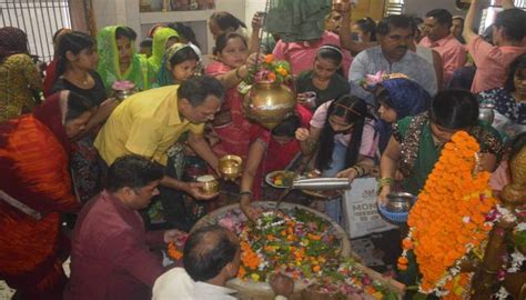 रामनगरी में उमड़ी आस्था शिवालयों में बम बम सावन के दूसरे सोमवार को