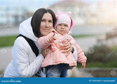 Retrato De La Calle De La Madre Sonriente Con Su Hija Seria Diferencia Del Humor Imagen De