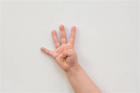 흰색 배경에 숫자 4로 네 손가락을 보여주는 자식 손의 상단보기 결심에 대한 스톡 사진 및 기타 이미지 결심 금융 바로