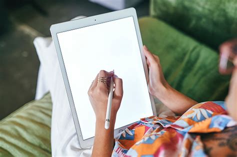 디지털 태블릿에 쓰는 여성의 손의 클로즈업 하이 앵글 보기 아랍에미리트 연합에 대한 스톡 사진 및 기타 이미지 아랍에미리트 연합 디지털 화면 창의력 Istock