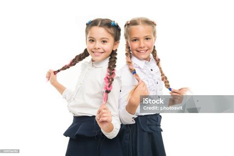 머리를 땋는 흰색에 고립 된 Plaited 머리를 가진 사랑스러운 어린 소녀 학교 유니폼을 입고 긴 머리띠를 들고 귀여운 어린