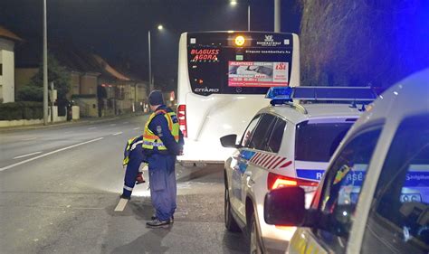 Fékbe Taposott A Buszsofőr Térdre Esett Egy Utas Vitatja A