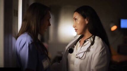 Doutora Consolando A Enfermeira Após Cirurgia Errada Vicky Chase sinn Sage