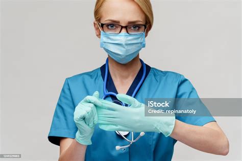 보호 마스크와 고무 또는 라텍스 장갑을 착용한 청진기를 가진 의사 간호사 여성 간호사에 대한 스톡 사진 및 기타 이미지