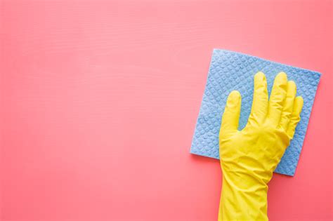 직원 방 욕실 부엌에 고무 보호 장갑 스펀지 천으로 닦아 핑크 테이블 벽 또는 바닥 표면에 손을 이른 봄 또는 일반 정리입니다 상업적인 청소 회사 개념입니다 가구에 대한