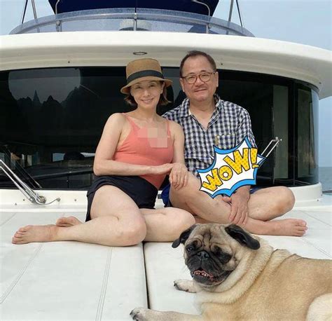 张国荣前女友毛舜筠晒近照，吊带热裤秀身材，与丈夫同框似两代人 搜狐大视野 搜狐新闻