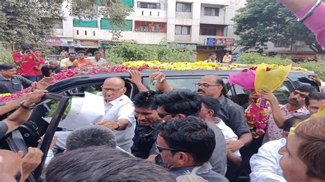 शरद पवारांचे सोलापुरात जंगी स्वागत चार जेसीबींतून पुष्पवृष्टी Sharad
