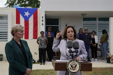 Kamala Harris Caught In Cringeworthy Gaffe As Vice President Claps And