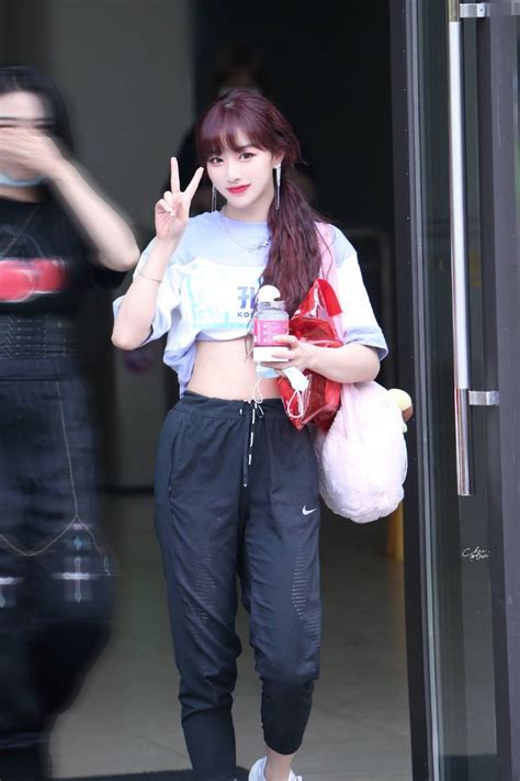 Pin By Juny Yulk On Snow Kong《kong Xue Er》 Fashion Kpop Girls Style