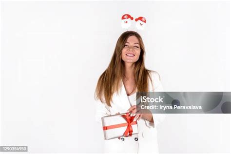 흰색 의상을 입은 아름다운 젊은 여성 빨간 활이달린 선물 상자를 들고 머리 후프가 흰색 배경에 고립되어 있습니다 12월에 대한 스톡 사진 및 기타 이미지 Istock