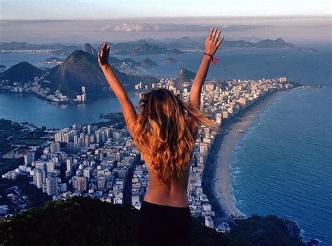 35 Des Plus Belles Photos Du Compte Instagram Thetoplesstour Ou Lart De Voyager Sans Le Haut